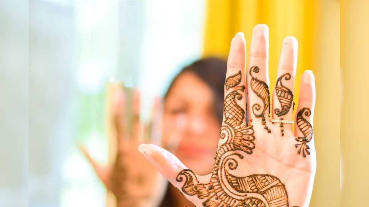 Mehandi Designs : यंदाच्या दिवाळीत हातावर काढा या ट्रेंडी मेहंदी डिझाईन ...