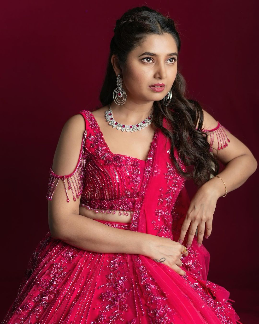 Prajakta Mali : फोटोशूटची भारीच हौस! 12 किलोंचा घागरा, धड चालताही येत ...