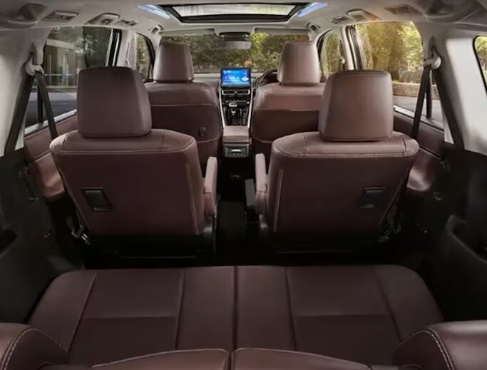 टोयोटाने MPV ची लिमिटेड एडिशन केली लॉन्च, फीचर्स समोर मर्सिडीजही वाटेल ...