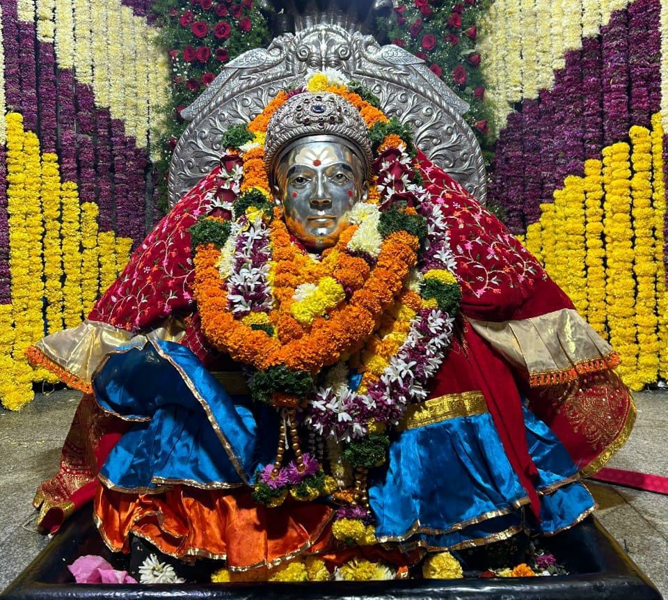 आळंदी नगरीत दिवाळी पाडव्याचा उत्साह, माऊलींच्या समाधीला फुलांची आरास, PHOTOS – News18 मराठी