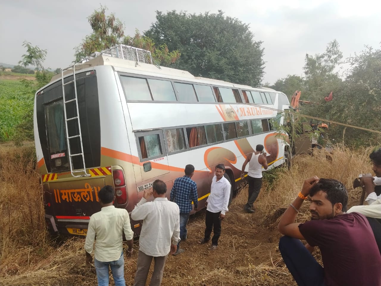 ट्रकने कट मारल्याने खाजगी बस 40 प्रवाशांना घेऊन थेट खड्ड्यात; अपघाताचे ...