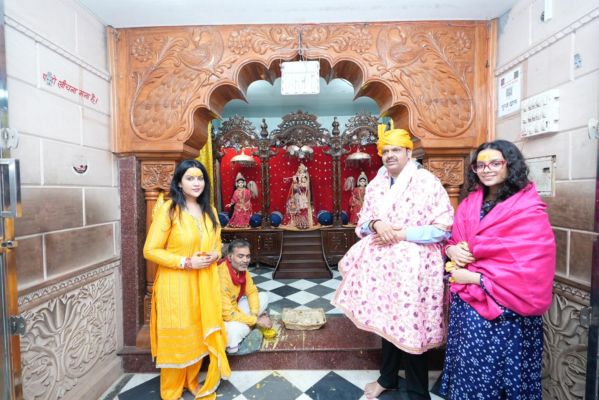 देवेंद्र फडणवीस सहकुटुंब मथुरेत दाखल, श्रीकृष्णाचं घेतलं दर्शन, पाहा ...