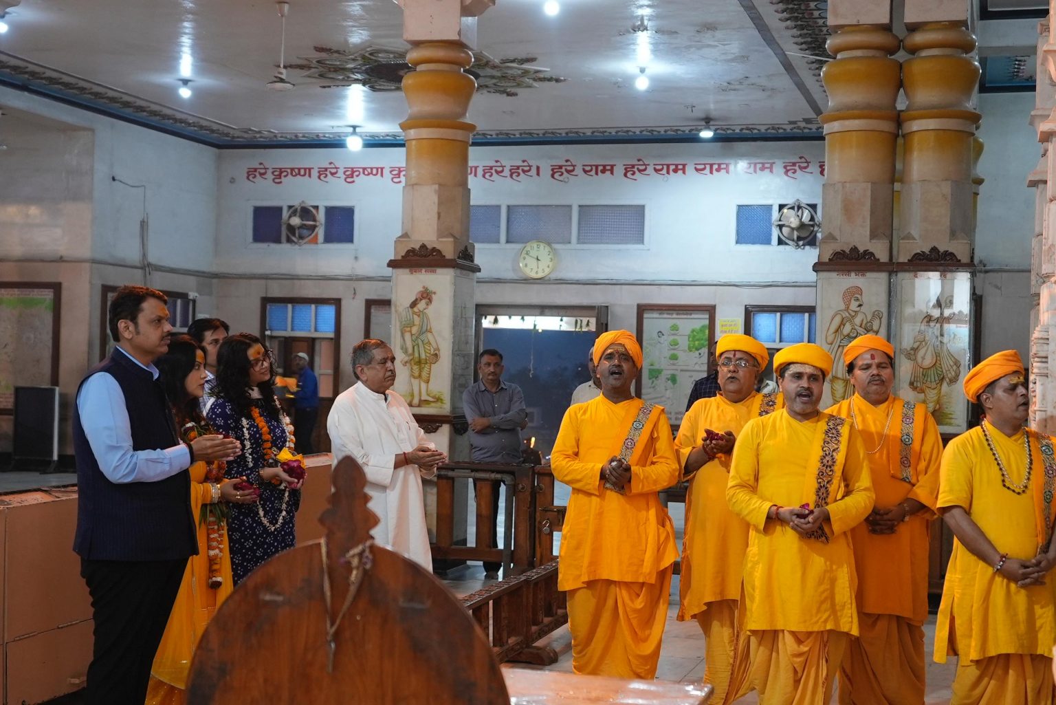 देवेंद्र फडणवीस सहकुटुंब मथुरेत दाखल, श्रीकृष्णाचं घेतलं दर्शन, पाहा ...