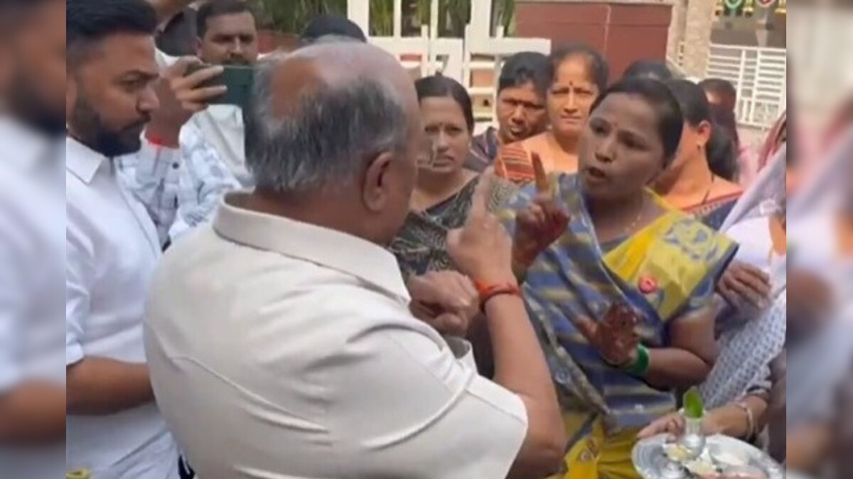 Kolhapur : ऊस आंदोलनात शेतकऱ्यांच्या कारभारणीही रस्त्यावर, आमदार ...