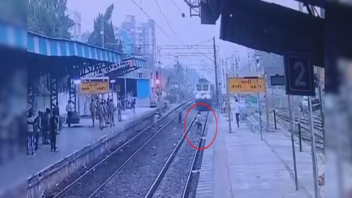 Viral Video - समोरून येत होती ट्रेन, रेल्वे रूळात अडकला वृद्ध ...