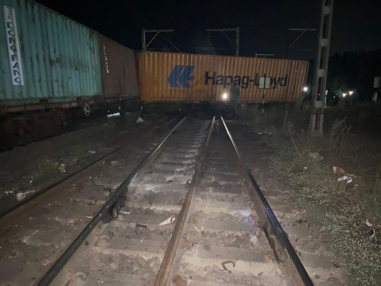 Kasara Train Accident : कसाऱ्याजवळ मालगाडीचा अपघात, 3 डबे घसरले, घटनास्थळाचे पहिले Photo goods ...