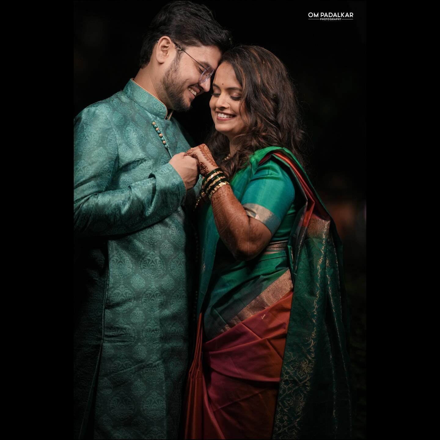 Mugdha - Prathamesh : मुग्धा-प्रथमेशच्या साखरपुड्याचे फोटो पाहिलेत? गायकाच्या मिठीत कसली गोड ...