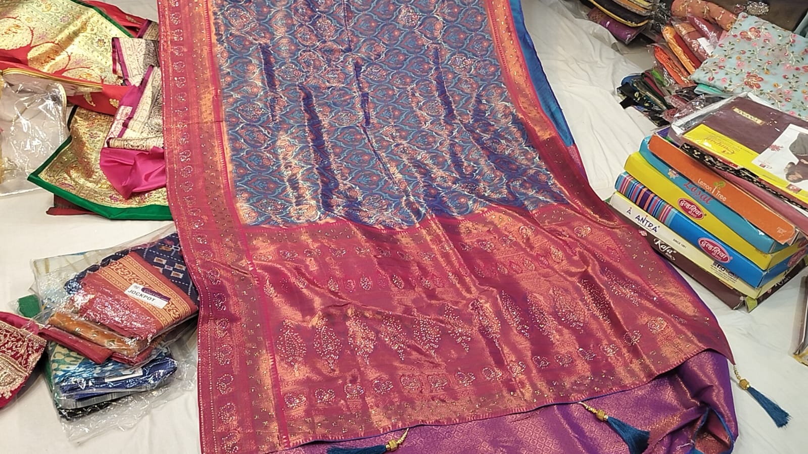 नवरीसाठी घ्या ट्रेंडिंग शालू, इथं स्वस्तात मिळतायेत आकर्षक व्हरायटी ...