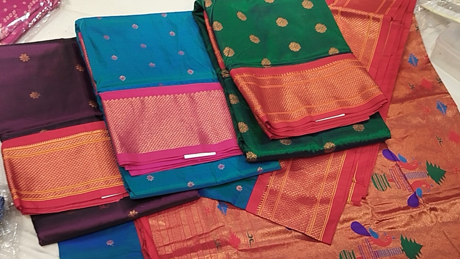 नवरीसाठी घ्या ट्रेंडिंग शालू, इथं स्वस्तात मिळतायेत आकर्षक व्हरायटी ...