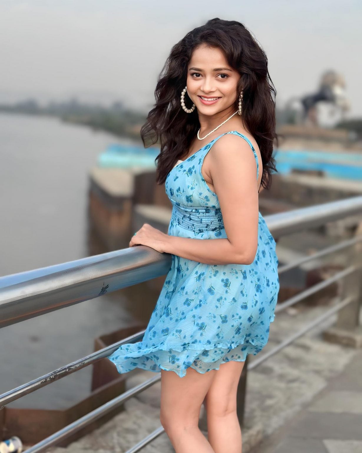 Shivali Parab : मोत्यांचे दागिने अन् निळा वनपिस; कल्याणची चुलबुली बनली ...