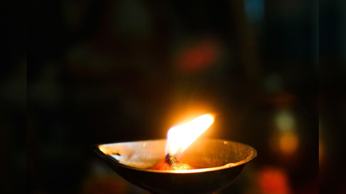 Vastu Tips: घरामध्ये या दिशेला दिवा लावणं अशुभ! अपघात, दु:खद वार्ता ...