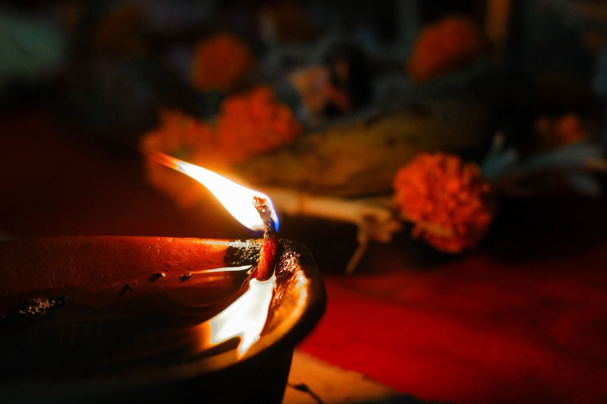 Vastu Tips: दिव्याची वात पूर्ण जळून राख झाली तर..? शुभ-अशुभ संकेत कसे ...