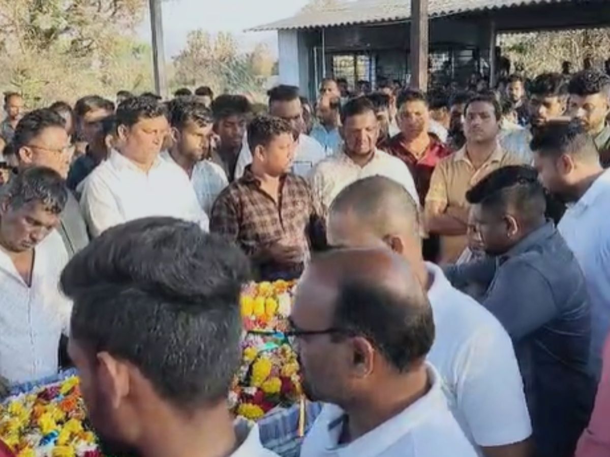 Pandhari Phadke: पंढरीशेठ फडकेंना निरोप देण्यासाठी लोटला जनसागर, PHOTOS ...