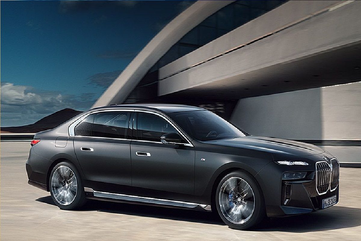 BMW 7 Series : कारवर गोळीबार करा, नाहीतर बॉम्ब आणि ड्रोनने हल्ला करा, काच सुद्धा फुटणार नाही ...