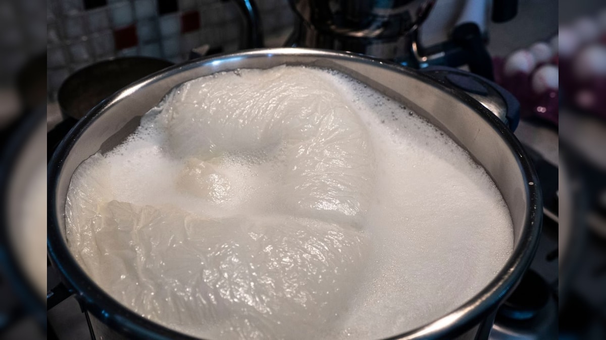 गरम केल्यानंतर दूध का फाटत नाही? त्यात नक्की असे काय केमिकल बदल होतात ...