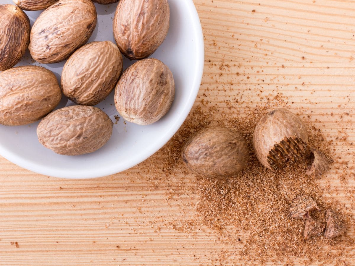 Jaifal Benefits : स्त्रियांच्या आहारात का असायला हवे जायफळ? हे फायदे ...