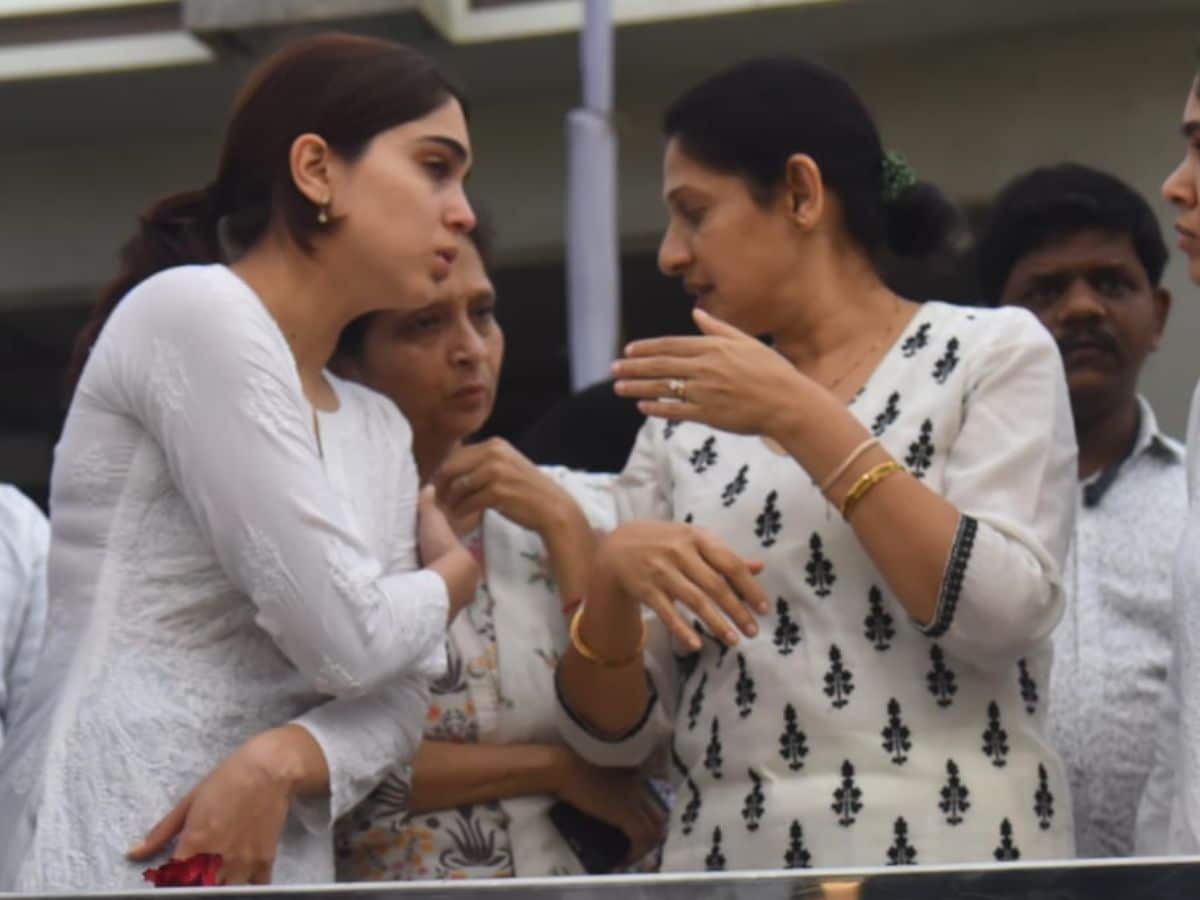 आजोबा मनोहर जोशींना अखेरचा निरोप अन् शर्वरी वाघला अश्रू अनावर ...