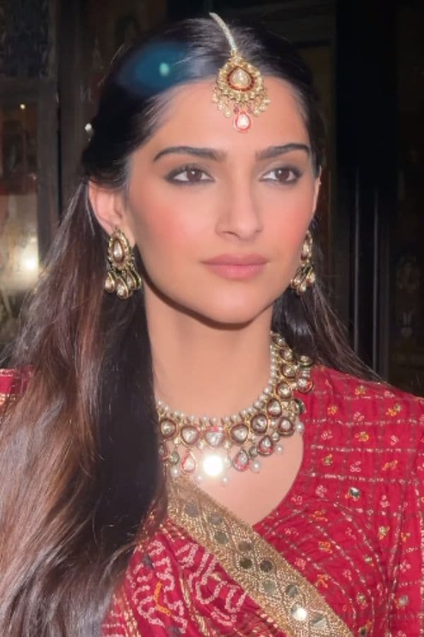 नवा ट्रेंड सोडून सोनमनं नेसली आईची 35 वर्ष जुनी साडी; अशी काय आहे ...