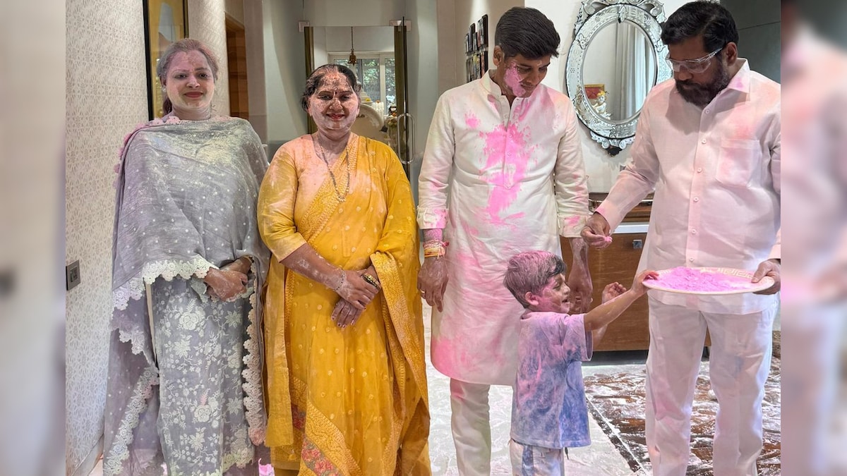 CM Eknath Shinde family holi celebration : नातवाच्या हट्टासाठी ...