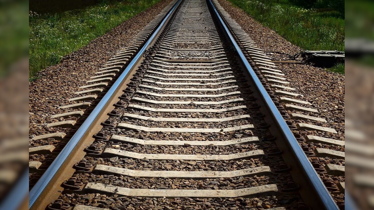 अजबच आहे राव! 2 मिनिटांत चालत पोहोचाल तरी इथं बांधलाय रेल्वे ट्रॅक; पण ...