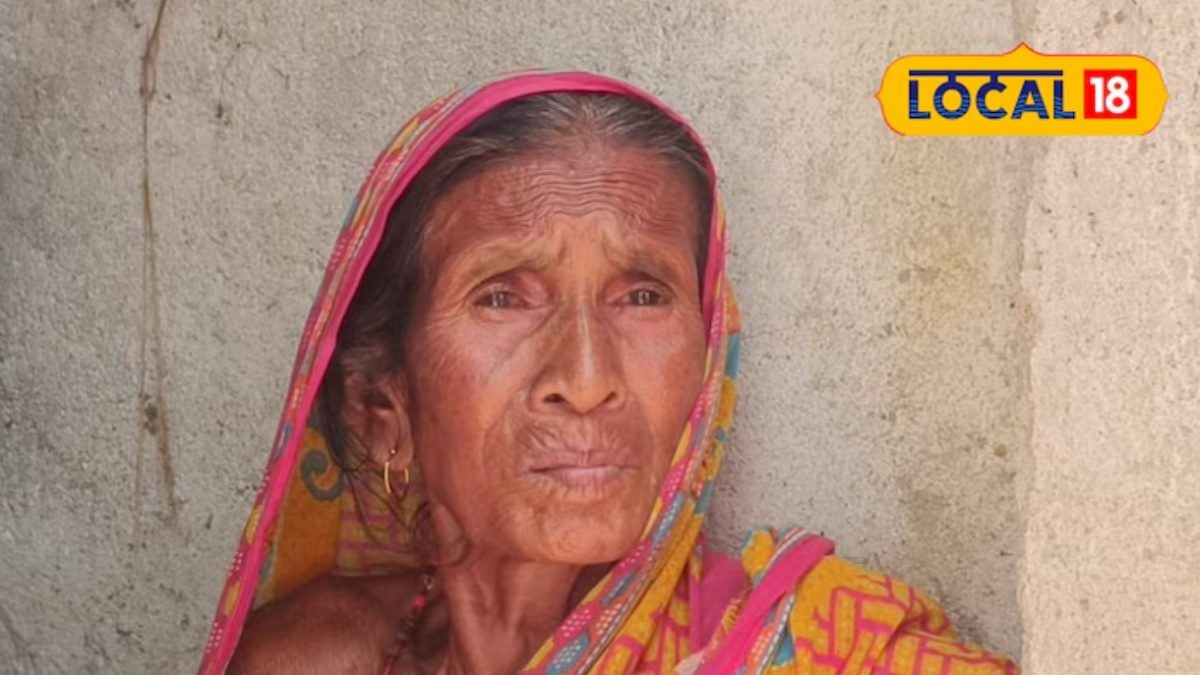 वय 66, आजीबाई टॉयलेटमध्ये राहतात, तिथंच बनवून खातात! Photo पाहून ...
