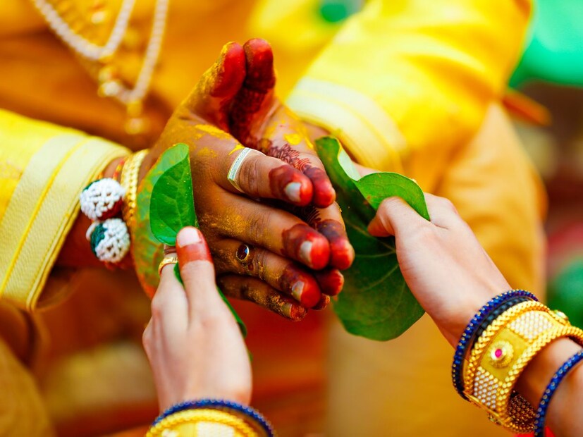 Haldi Ceremony : लग्नाआधी नवरदेव-नवरीला हळद का लावतात? तुम्हाला ...