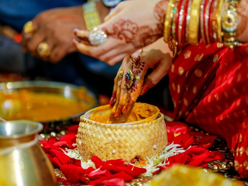 Haldi Ceremony : लग्नाआधी नवरदेव-नवरीला हळद का लावतात? तुम्हाला ...