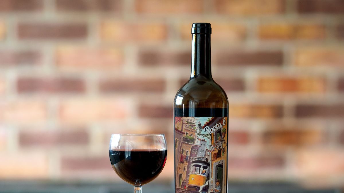 Wine: वाइनच्या बॉटलला खालून खड्डा का असतो? काय आहे यामागचं कारण ...