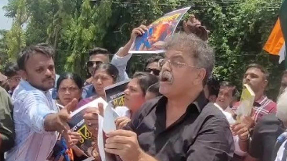 Jitendra Avhad : आव्हाडांनी फाडला बाबासाहेबांचा फोटो, आंदोलन आलं अंगलट ...