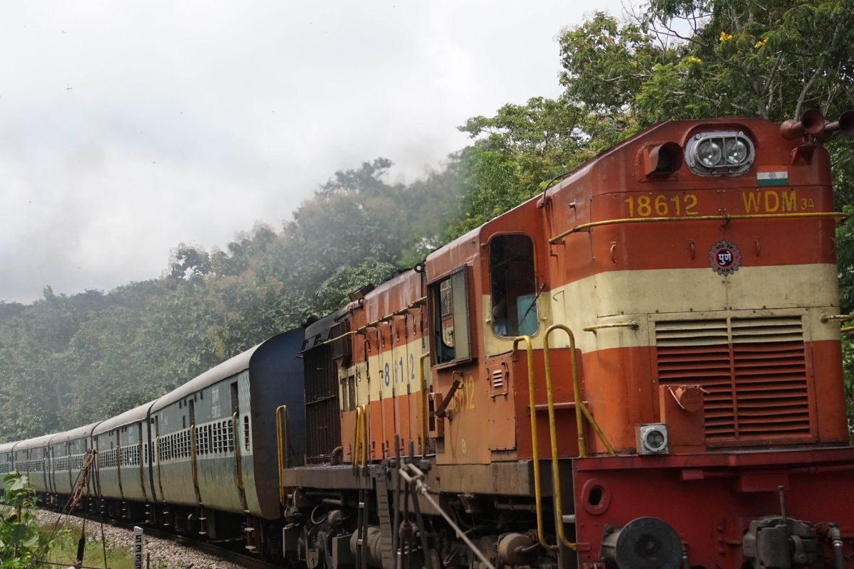 Indian Railway : ट्रेनचं तिकीट हरवलं किंवा फाटलं तर? काय आहे रेल्वेचा नियम? what to do if train ...