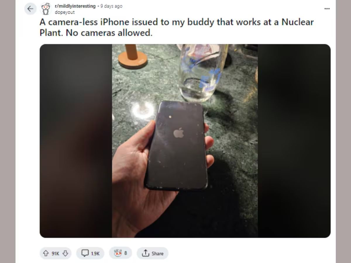 ''iPhone तो दिया कॅमेरा क्यू नहीं दिया?'' विनाकॅमेरा फोन पाहून मित्राला ...