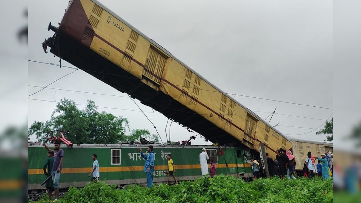 Kanchanjunga Express Accident : रेल्वेचा भीषण अपघात! उभ्या असलेल्या ...