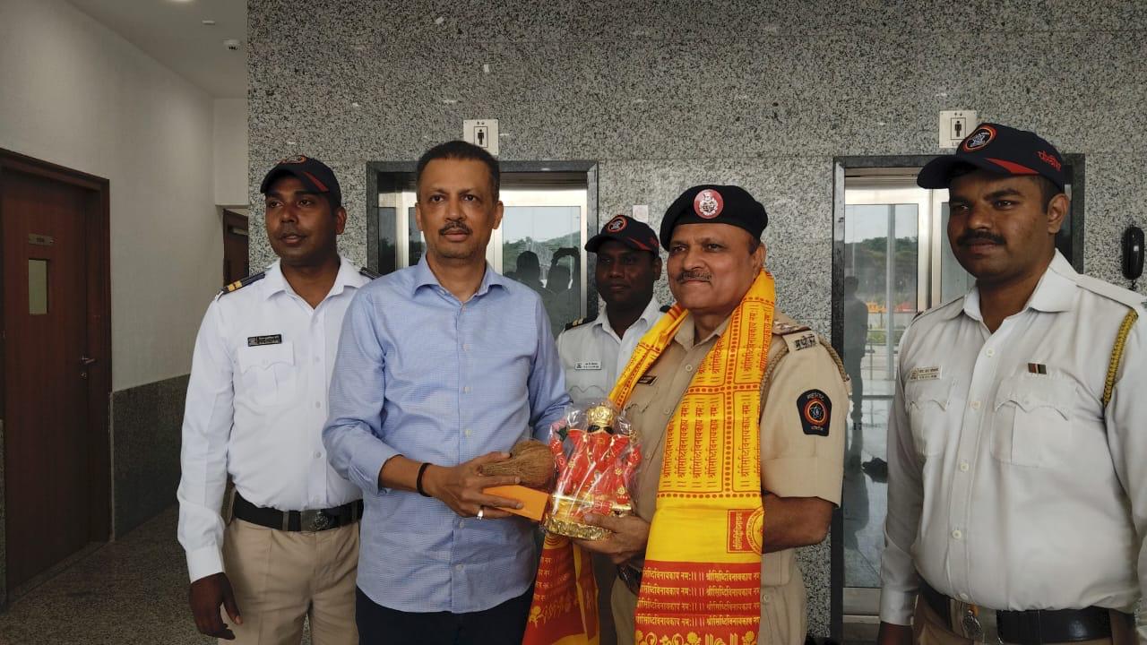 Atal Setu Bridge : हेच ते पोलीस कर्मचारी ज्यांनी अटल सेतूवर महिलेला मृत्यूच्या दारातून आणलं परत ...