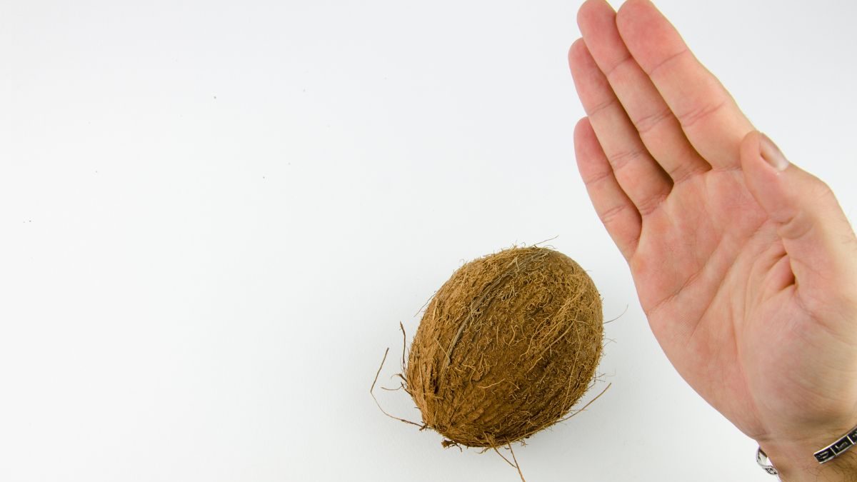 Myth of coconut breaking : श्रावण महिन्यात पूजा आणि जेवणासाठीही वापरतात ...