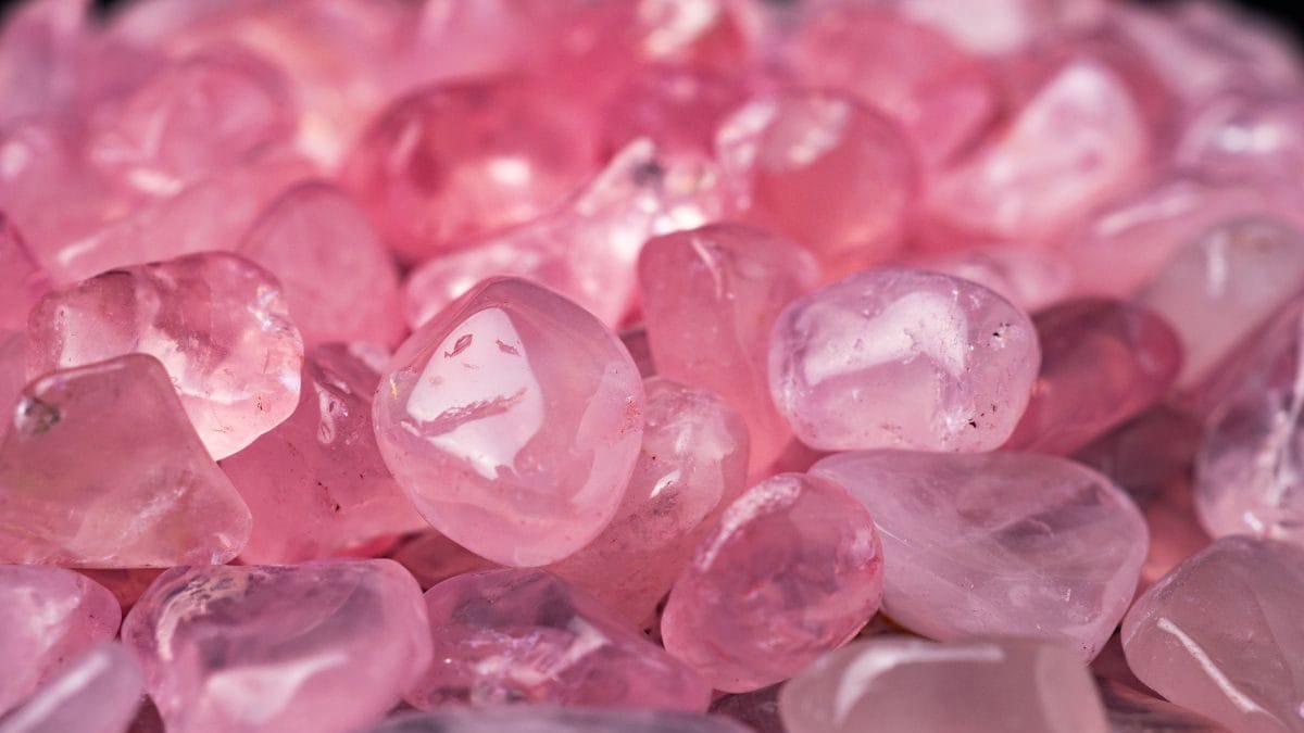 Rose Quartz Stone: प्रेमाच प्रतीक आहे गुलाबी क्रिस्टल! या लव स्टोनचे ...