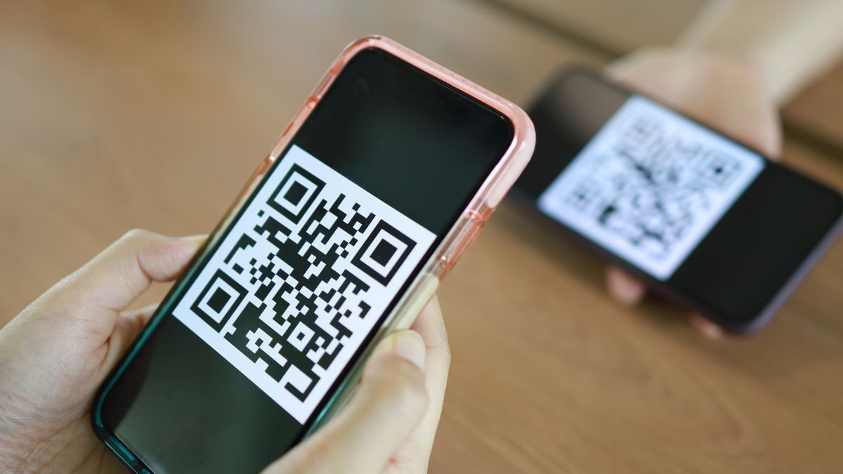 QR Code म्हणजे नक्की काय? स्कॅन करून पैसे पाठवता, पण फुल फॉर्म माहित ...