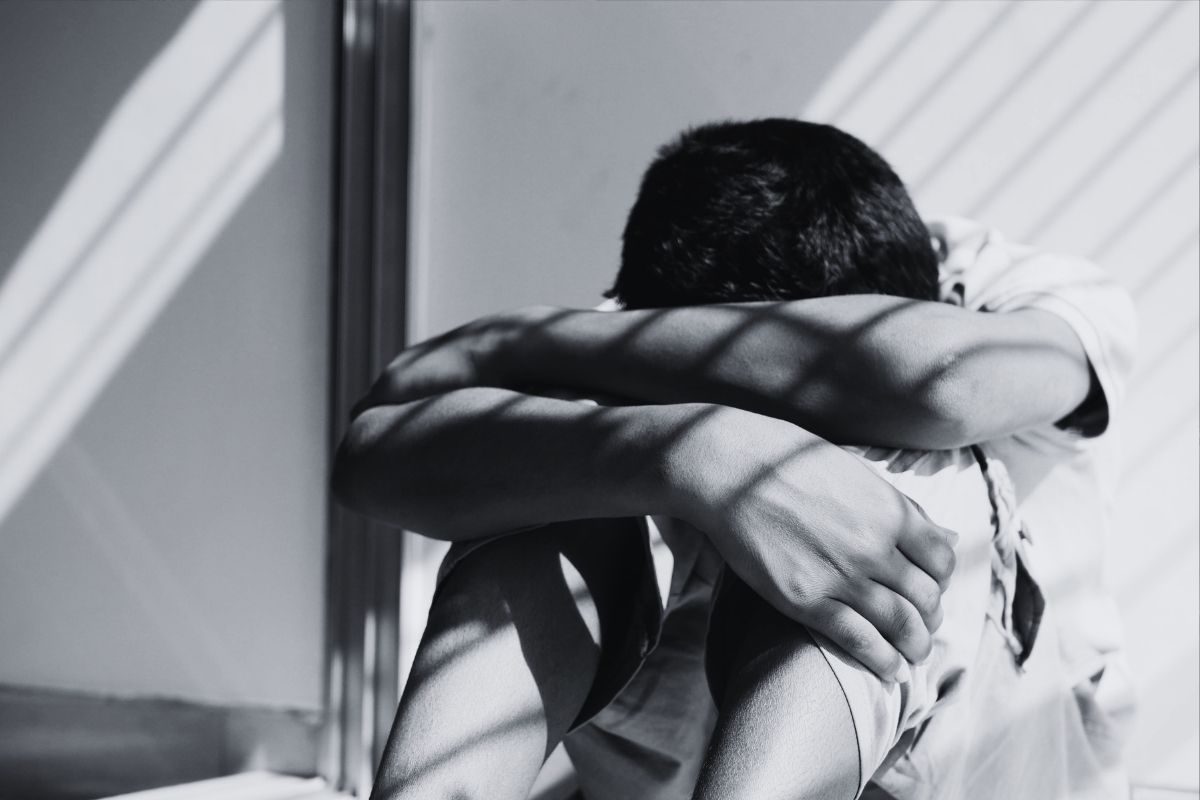 "माँ प्रेमी संग भागी, 9 साल के बेटे को ठंडे फ्लैट में अकेला छोड़ा, 2 साल बाद जब दरवाजा खुला तो ...