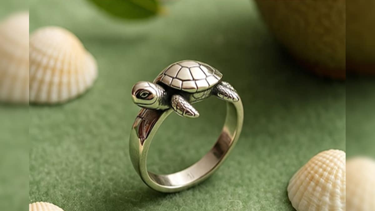 Turtle Ring Benefits: कासवछाप अंगठी बोटात धारण करण्याचे फायदे वाचून थक्क व्हाल; राशीनुसार कशी ...