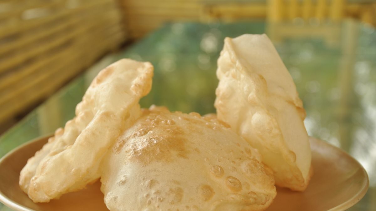 Healthy Recipes : उकळत्या पाण्यात पूरी टाका आणि.... तेलाशिवाय अशा बनवा ...