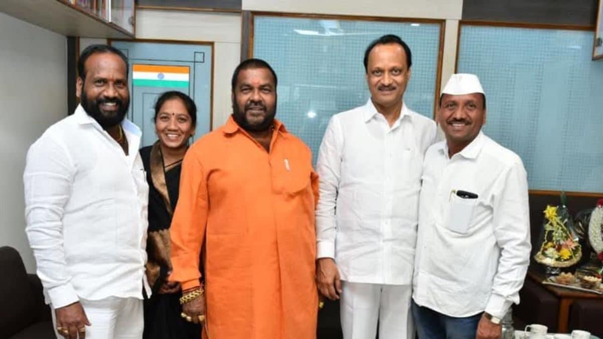 BREAKING: अजित पवारांचा आमदार अडचणीत, सख्ख्या भावाला पोलिसांनी ठोकल्या ...