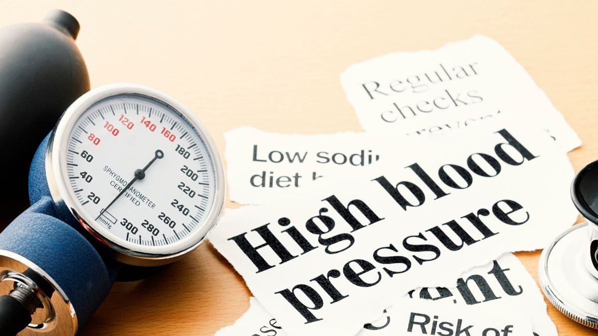 High BP : उच्च रक्तदाबाची लक्षण ओळखा, वेळीच लक्ष द्या, प्रकृतीचा धोका ...
