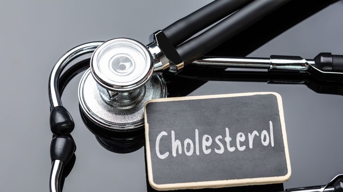 Cholesterol : कोलेस्टेरॉल वाढल्याची लक्षणं ओळखा, डोळ्यांमधे दिसणाऱ्या ...