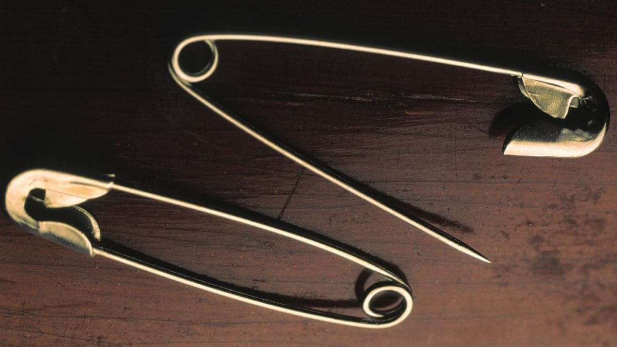 Safety Pin : सेफ्टी पिनला हा होल का असतो? आहे मोठा कामाचा, अनेकांना ...