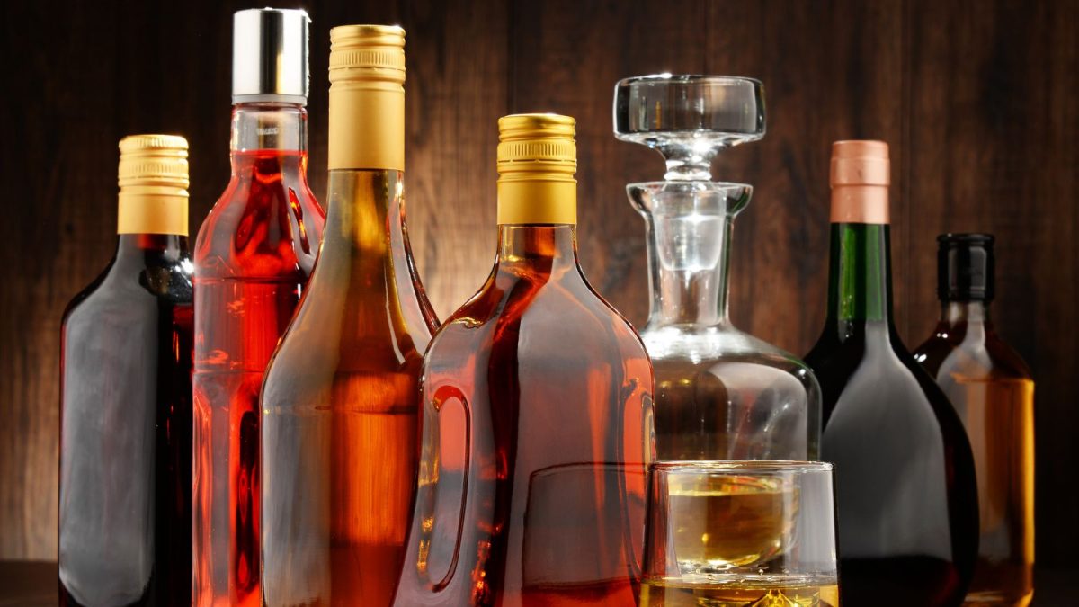 Alcohol : दारू साठवण्याची योग्य पद्धत कोणती? एखादी बाटली किती काळ ...