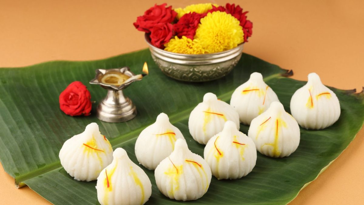 'मोदक वळता येत नाहीत?' टेन्शन सोडा, साच्याशिवाय कळ्या पाडण्याच्या 'या ...