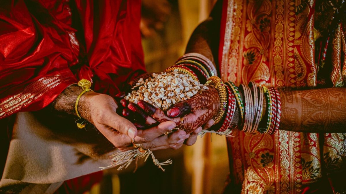 लग्नाचा मुहूर्त हुकला तरी नवरदेव-नवरी फोटोशूटमध्येच मग्न;वैतागलेल्या ...