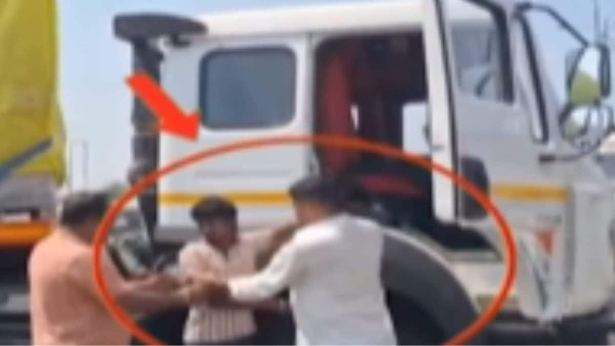 भरचौकात ट्रक चालकाला मारहाण, Video सोशल मीडियावर व्हायरल; पंढरपूर ...