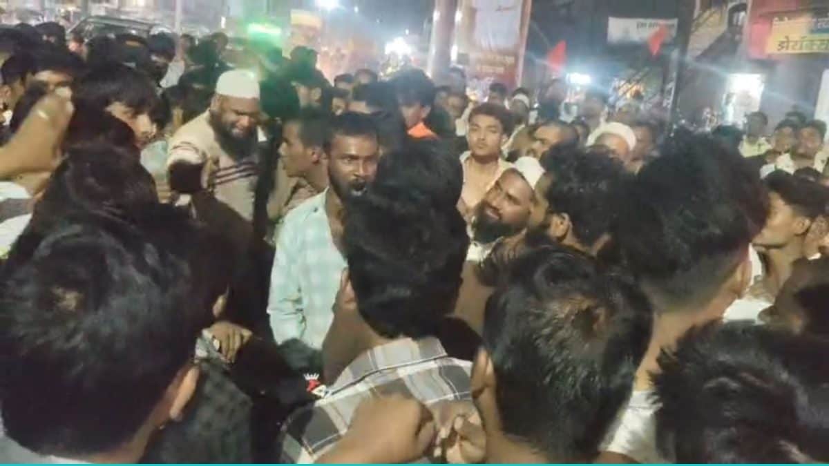 शेकडो लोकांच्या गर्दीत एकटी महिला, जमावाकडून बेदम मारहाण, मुलीलाही ...