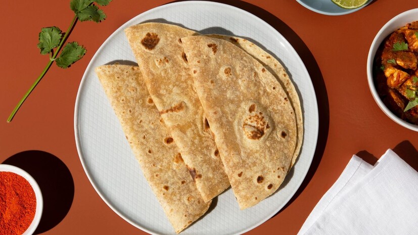 Chapati : पोळ्या तासाभरात कडक पडतात? तुमचं पीठ मळण्याची पद्धत आहे ...