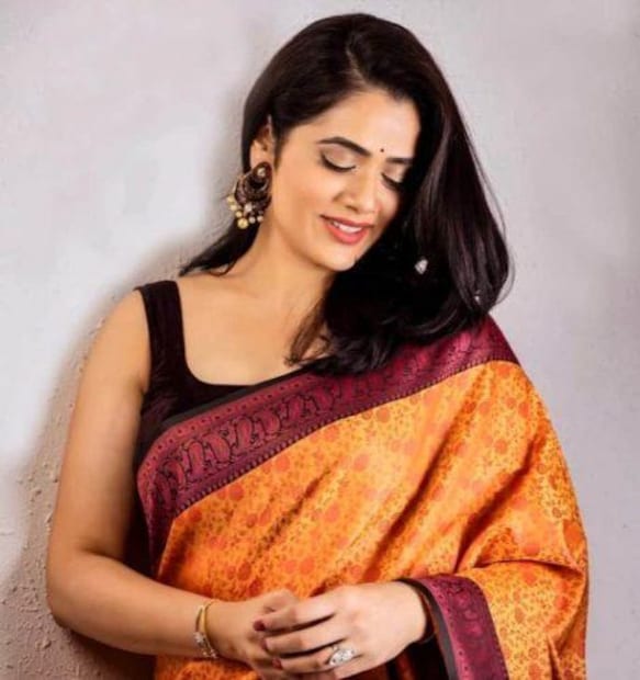 Girija Oak : प्लीज चोरा, प्लीज घेऊन जा! नॅशनल क्रश गिरिजा ओक असं काय ...